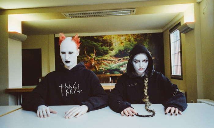IC3PEAK se consolida como forte duo de avant-pop em meio a confrontos ...